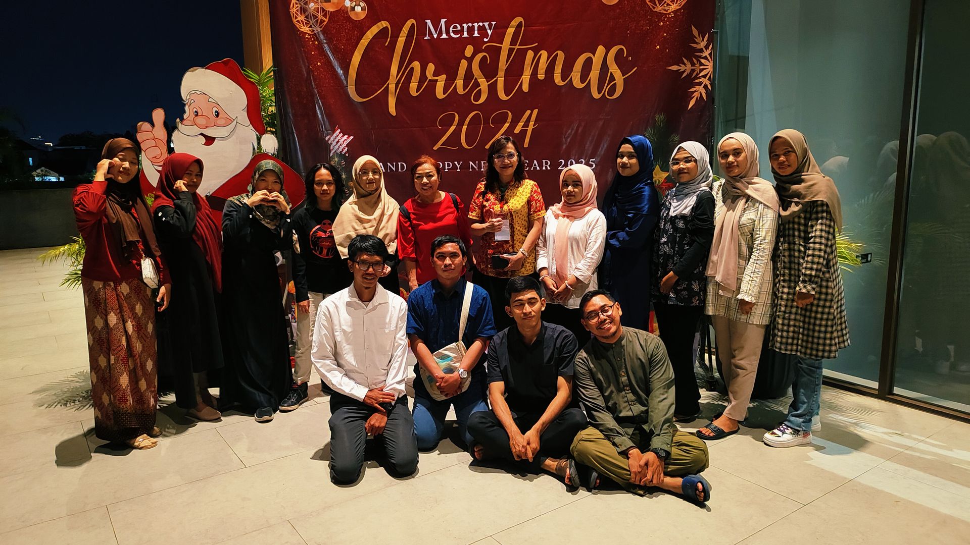 Jemaat Muslim Ahmadiyah dan Komunitas Lintas Iman Hadiri Perayaan Natal di Gereja Santa Bernadet ...